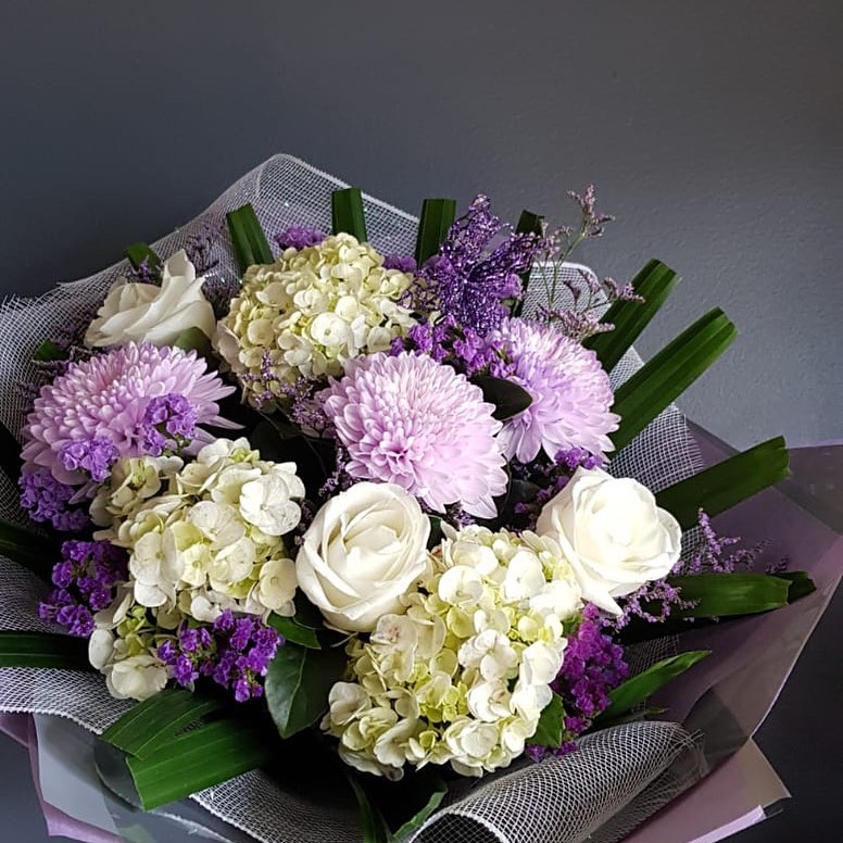Hydrangea & Disbud Bouquet – Stemsandrosesco